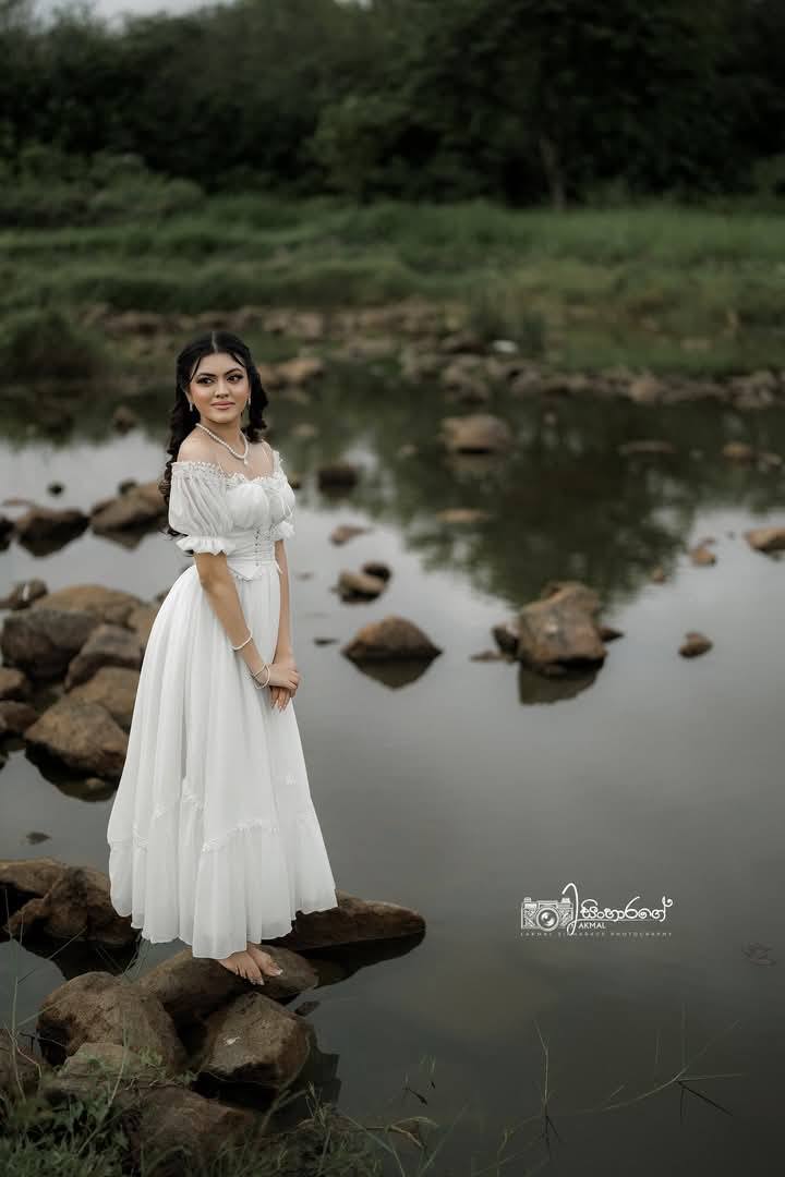 මේ නම් වෙනස් විදිහක ලස්සනක්.. නිසල ගං තෙරක් ළඟ තනිවුණු සුරූපී හිතවන්තිය ...