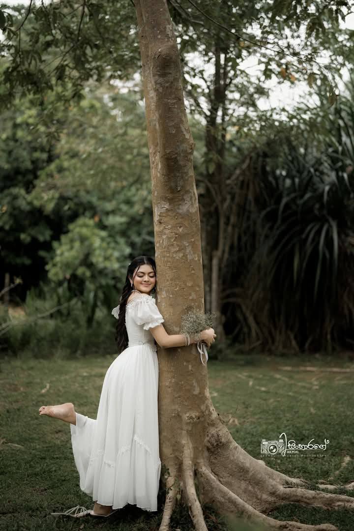 මේ නම් වෙනස් විදිහක ලස්සනක්.. නිසල ගං තෙරක් ළඟ තනිවුණු සුරූපී හිතවන්තිය ...