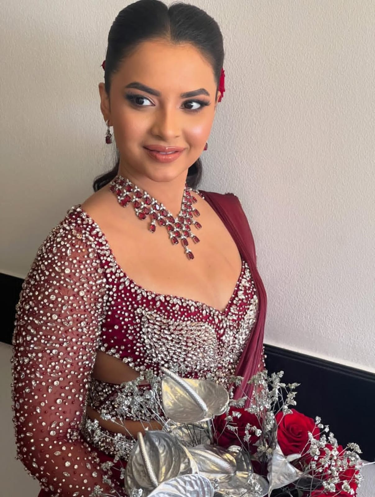 "කවි කැකුළු කුමුදු පිපෙනා - නිල් නීල නෙත් විලේ.. ශෘංගාර ආල රහස දරන්නී ...