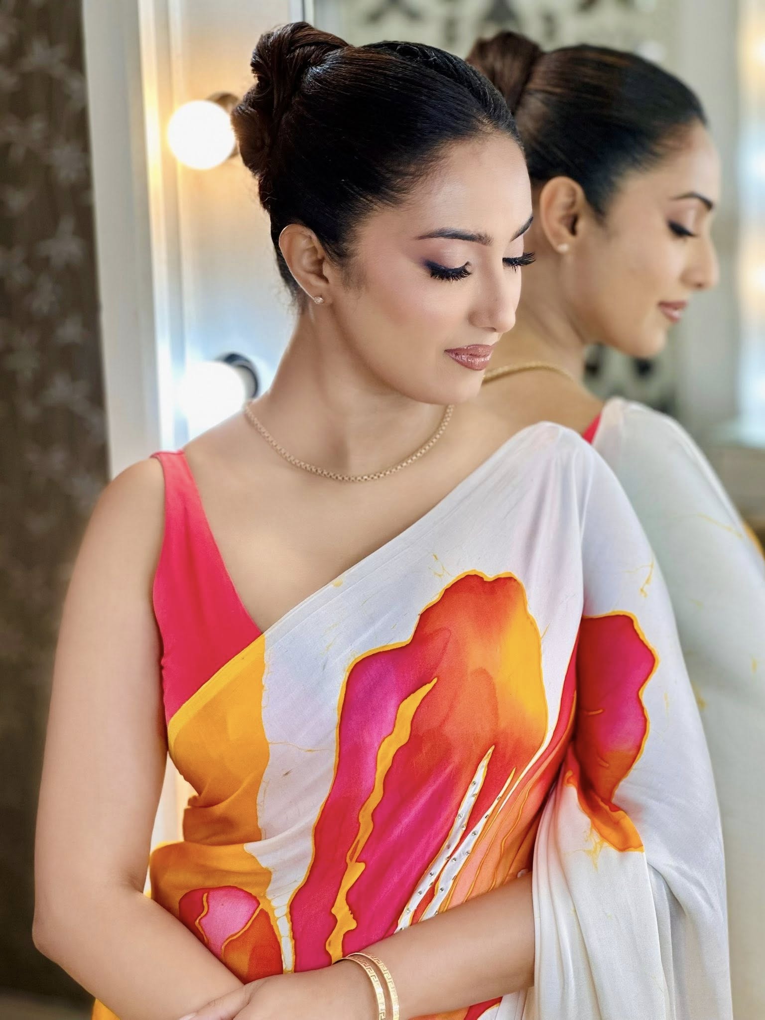 ඇය නම් සඳක් වගේ. රටක්ම ආදරය කරන ඇයගේ ලස්සන බලන්නකෝ. - Dinethi Valgamage - Hiru Gossip, Lanka ...