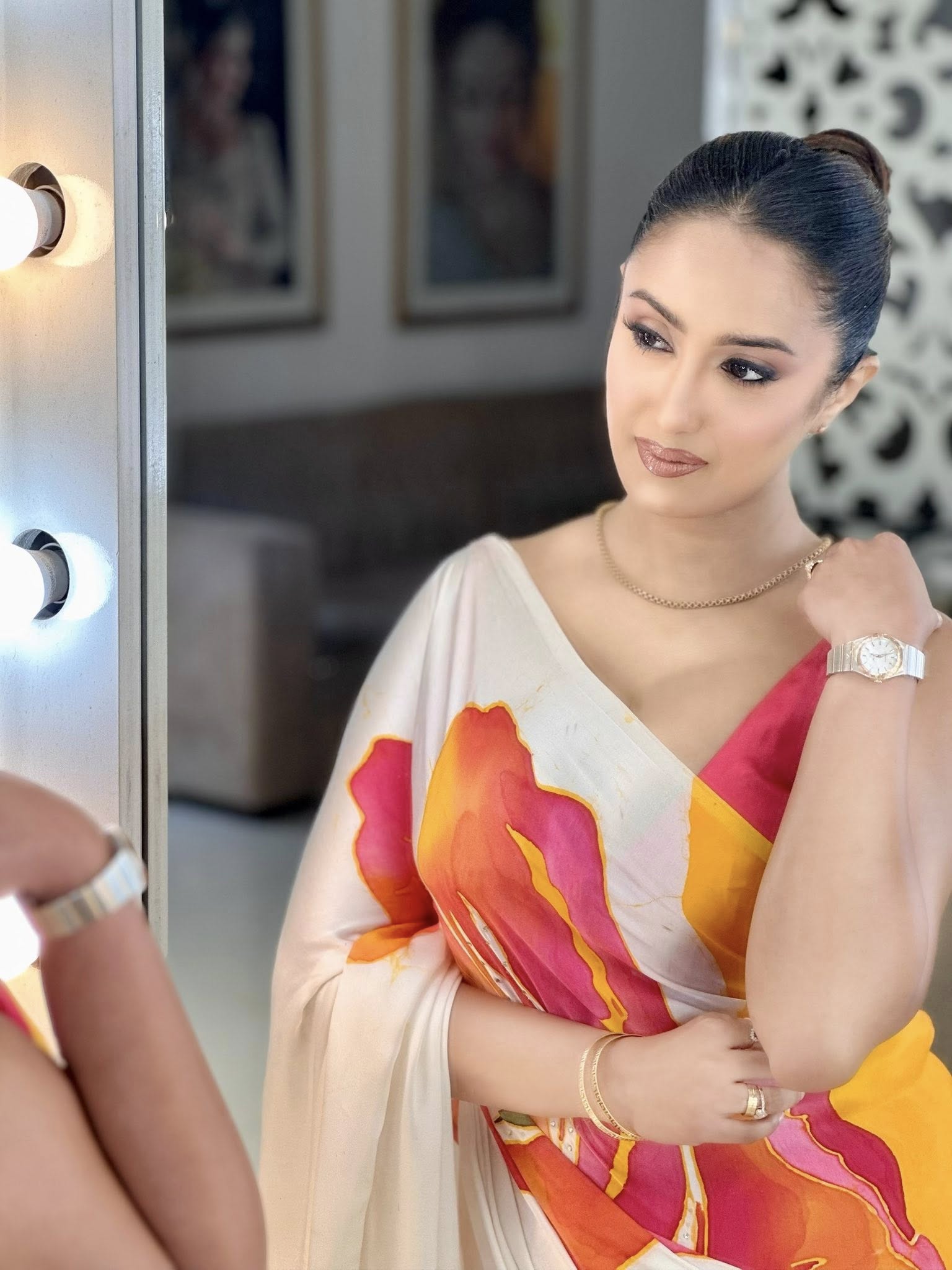 ඇය නම් සඳක් වගේ. රටක්ම ආදරය කරන ඇයගේ ලස්සන බලන්නකෝ. - Dinethi Valgamage - Hiru Gossip, Lanka ...