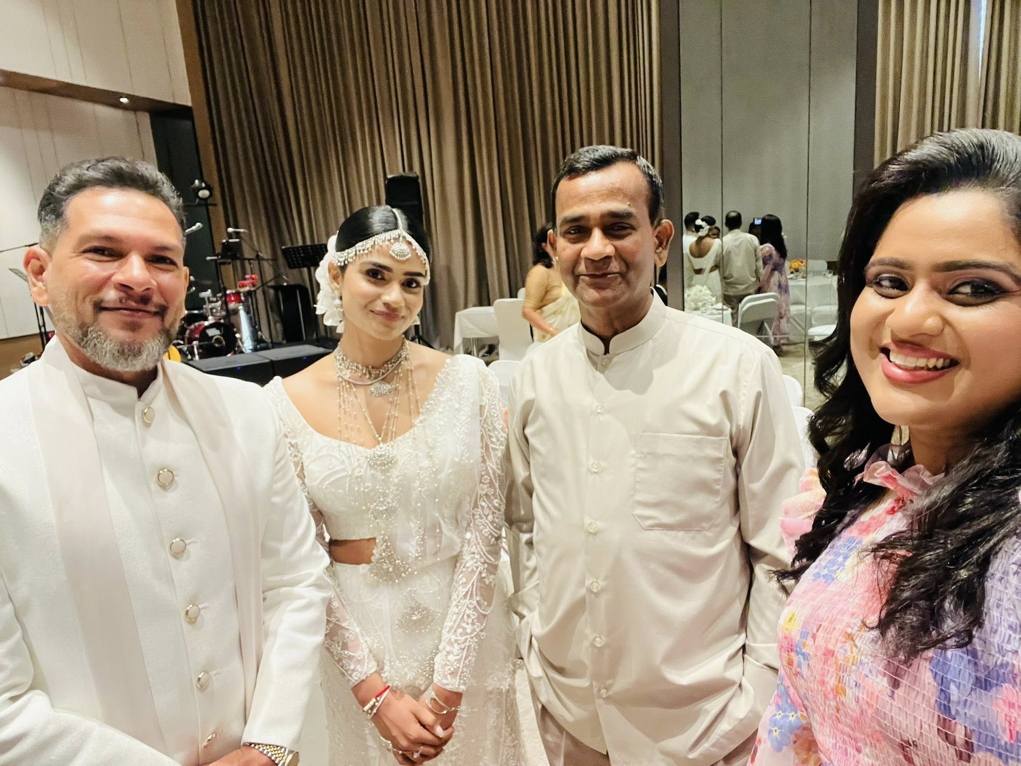 තිස්ස අත්තනායකගේ දියණිය, දුල්මිණිගේ විවාහයේ නොදුටු දසුන් - Photos ...
