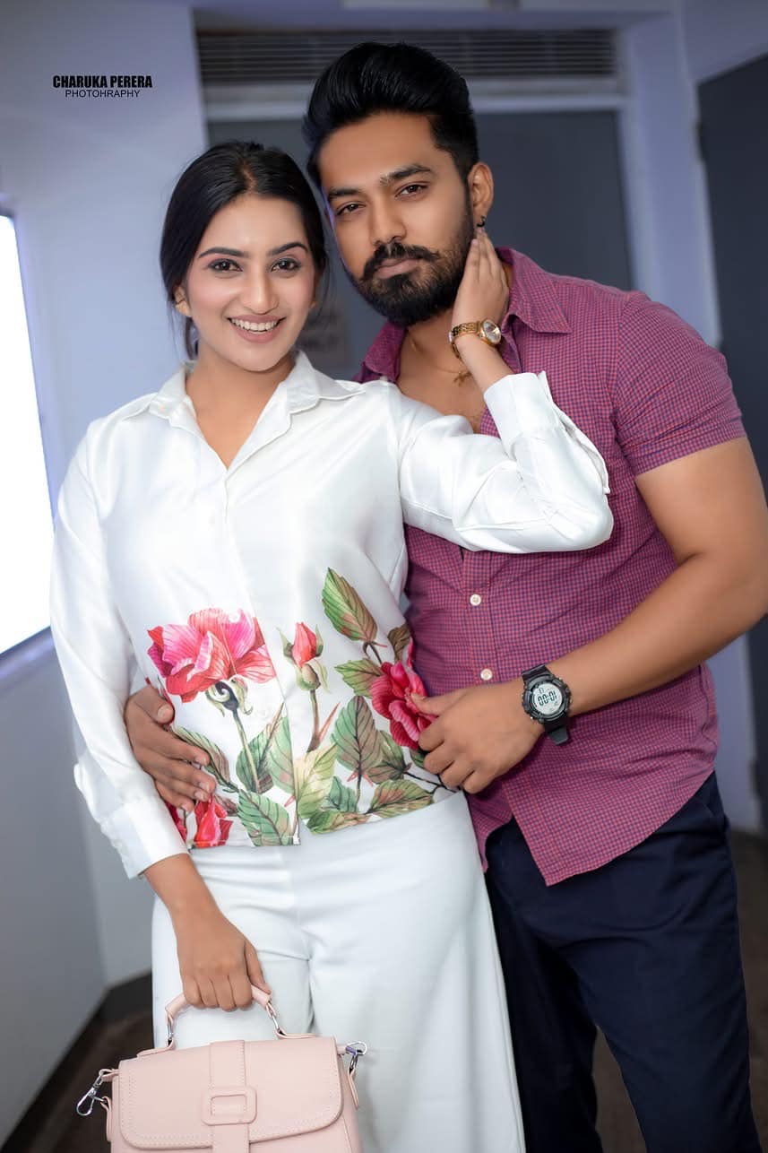 ඔය ඇස් කතා කරනවා මගේ දිහා බල බලා.. මනමාල ඇස්වලින් ඔහුව වශී කරගත් ...