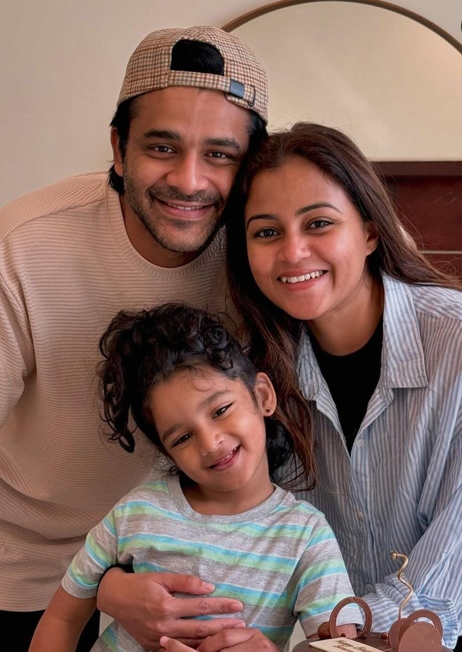 සතුට පිරුණු සොඳුරු මොහොතක්.. පුංචි පවුල සතුටු වෙන්න කොහේද මේ ගිහින් ...