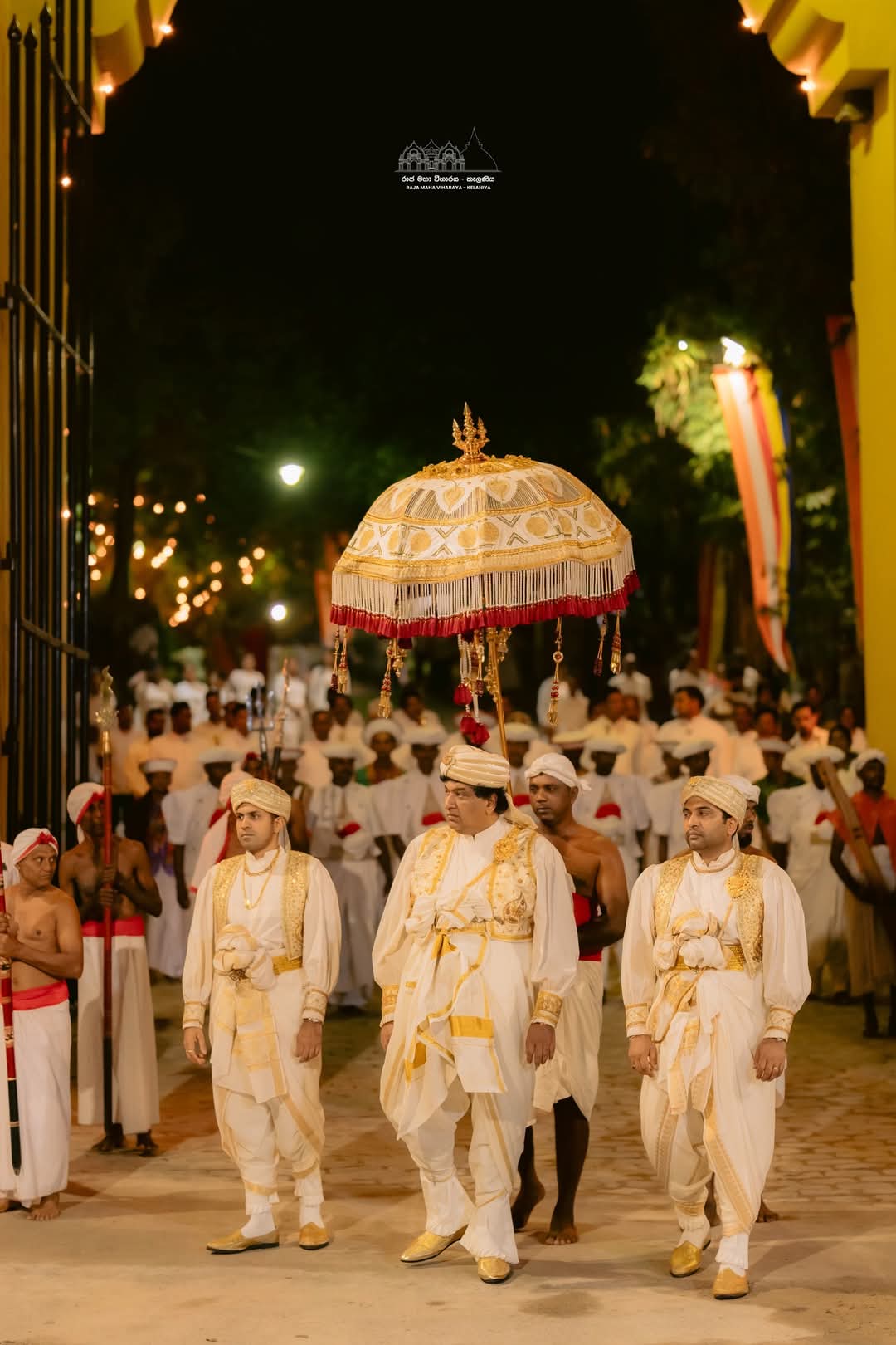නැමී නළලත තබා වඳිනෙමු අමා සුව දෙන කැලණියේ...කැලණිය රජමහා විහාරයේ ...