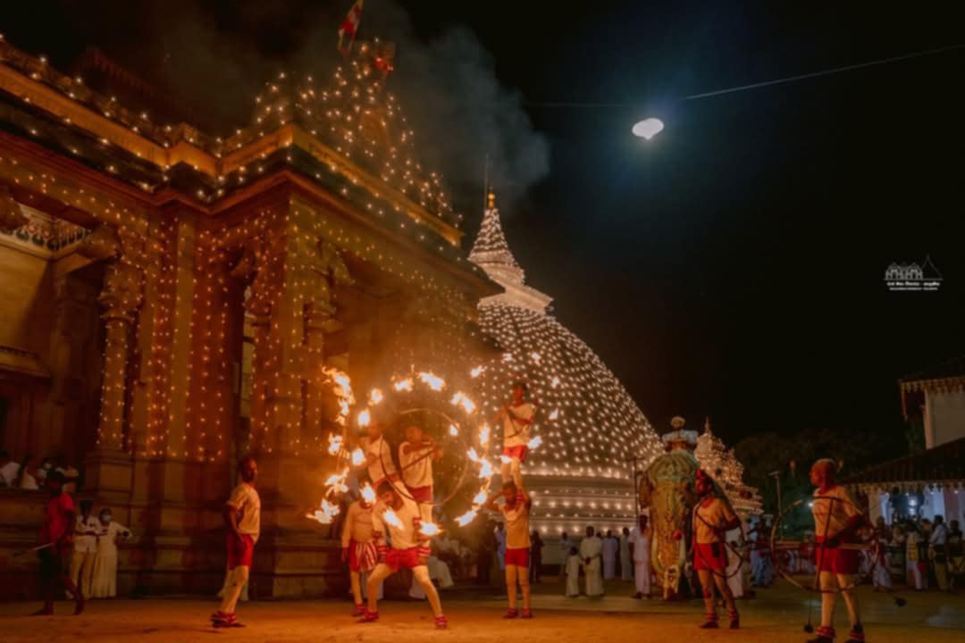 නැමී නළලත තබා වඳිනෙමු අමා සුව දෙන කැලණියේ...කැලණිය රජමහා විහාරයේ ...