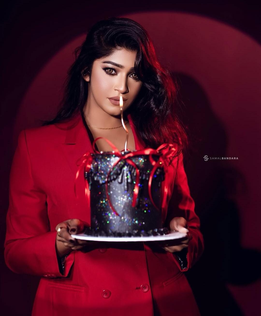 එයා රතු වයින් වීදුරුවක් වගේ නේද..? රෝස මල් මිටකුත් තුරුල් කරගත් ඉනාමි ...