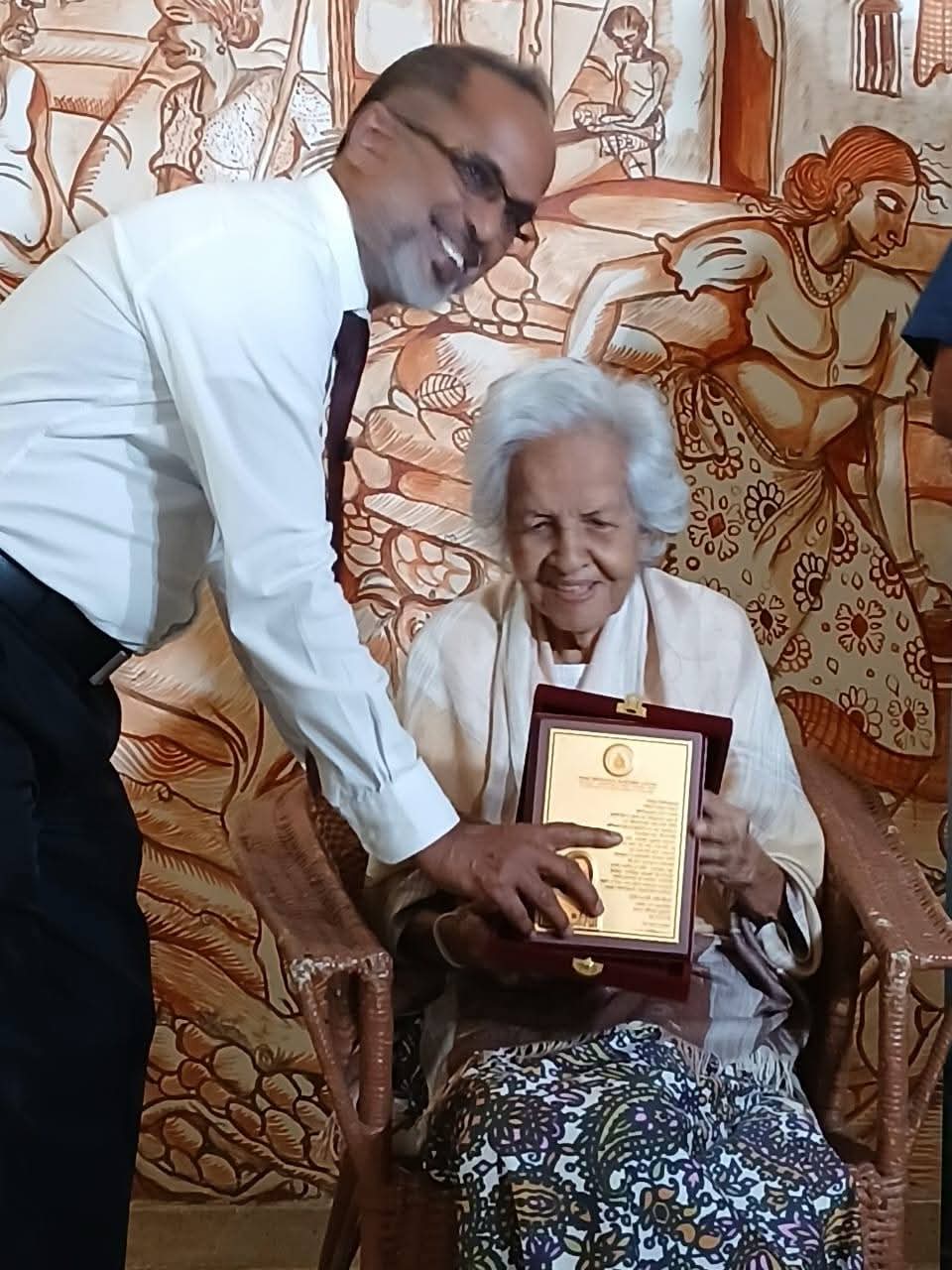 කොළඹ සරසවියෙන් උපහාර ලැබූ රංගවේදිනිය... - Irangani Serasinghe - Hiru ...