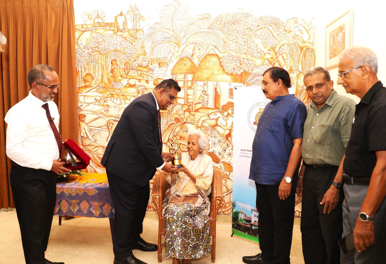 කොළඹ සරසවියෙන් උපහාර ලැබූ රංගවේදිනිය... - Irangani Serasinghe - Hiru ...