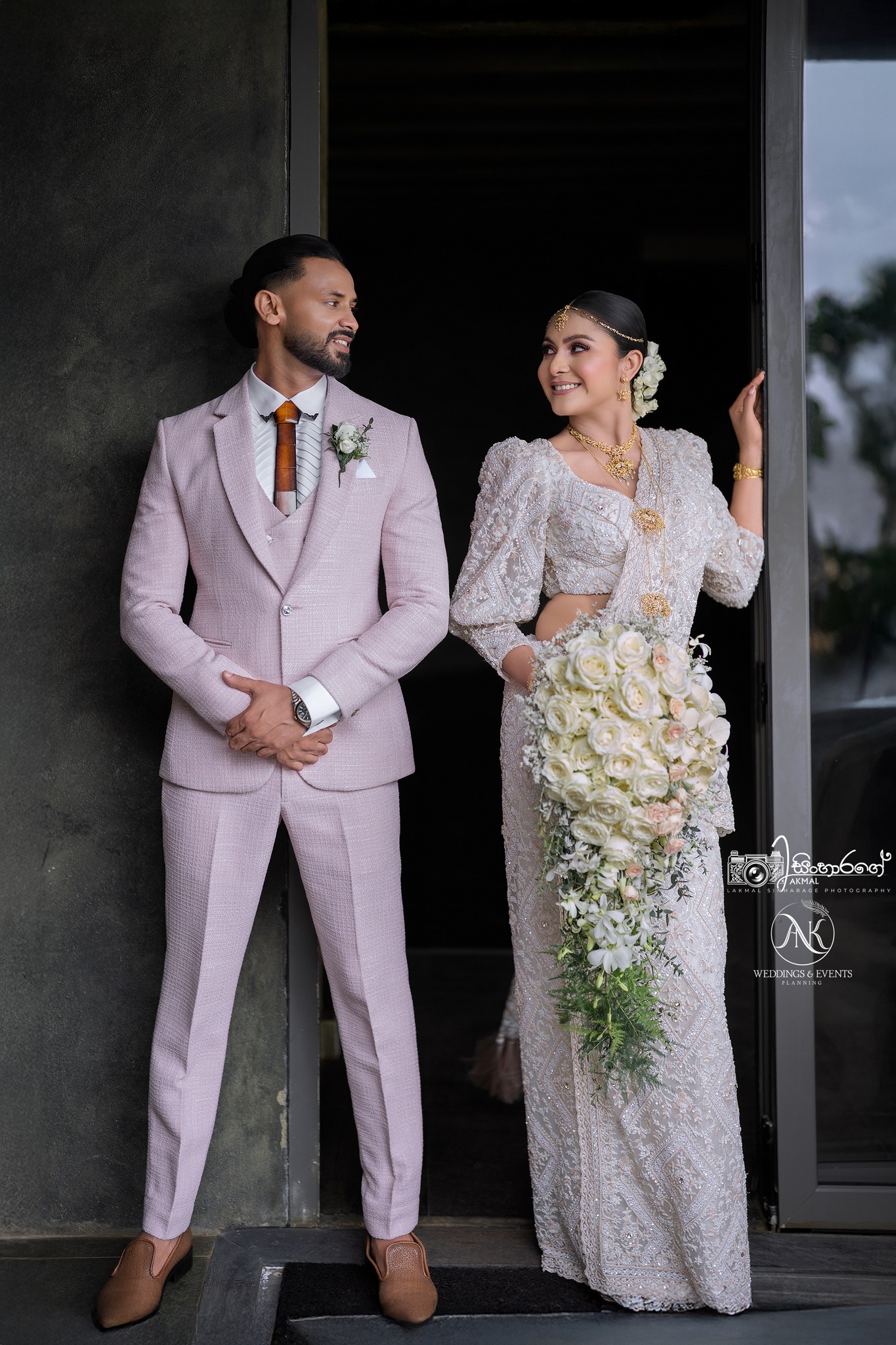 " ඔබ ගීයක් වී ආවේ වස්සාන කාලේ " ලස්සනම ලස්සන තරු යුවළට සුබ මංගලම් ...