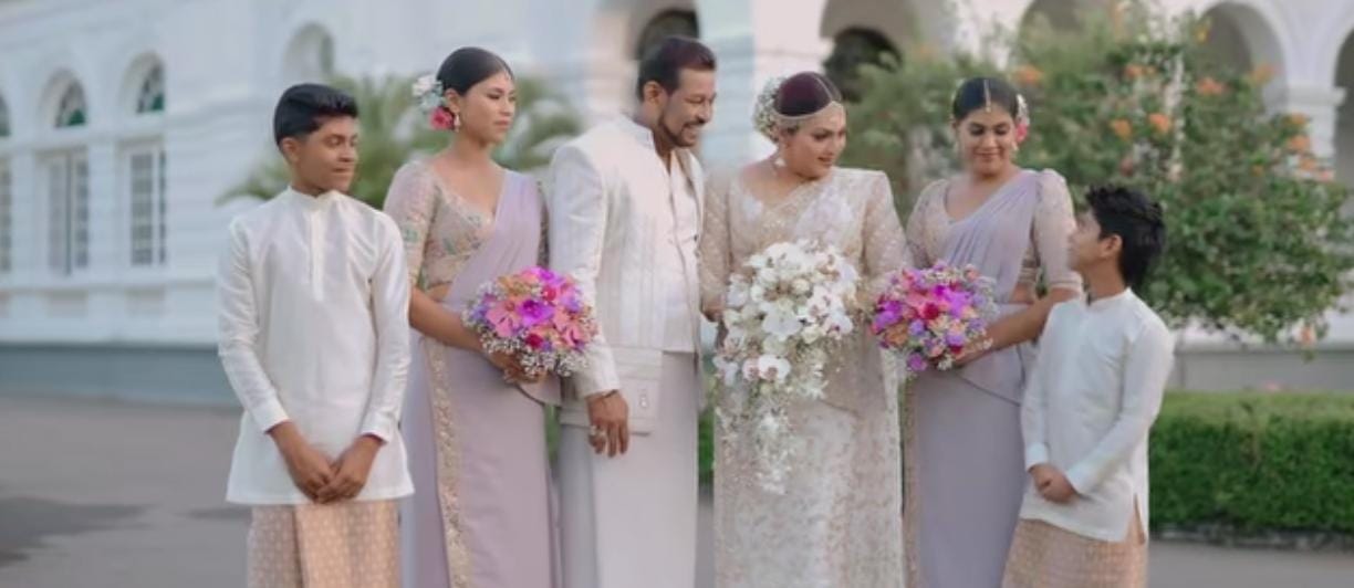 තවත් සතුට උතුරන දවසක ඔහුගේ ආදරණීය පවුල එකතු වෙලා කරපු ඒ ලස්සන ෆොටෝ ෂූට් ...