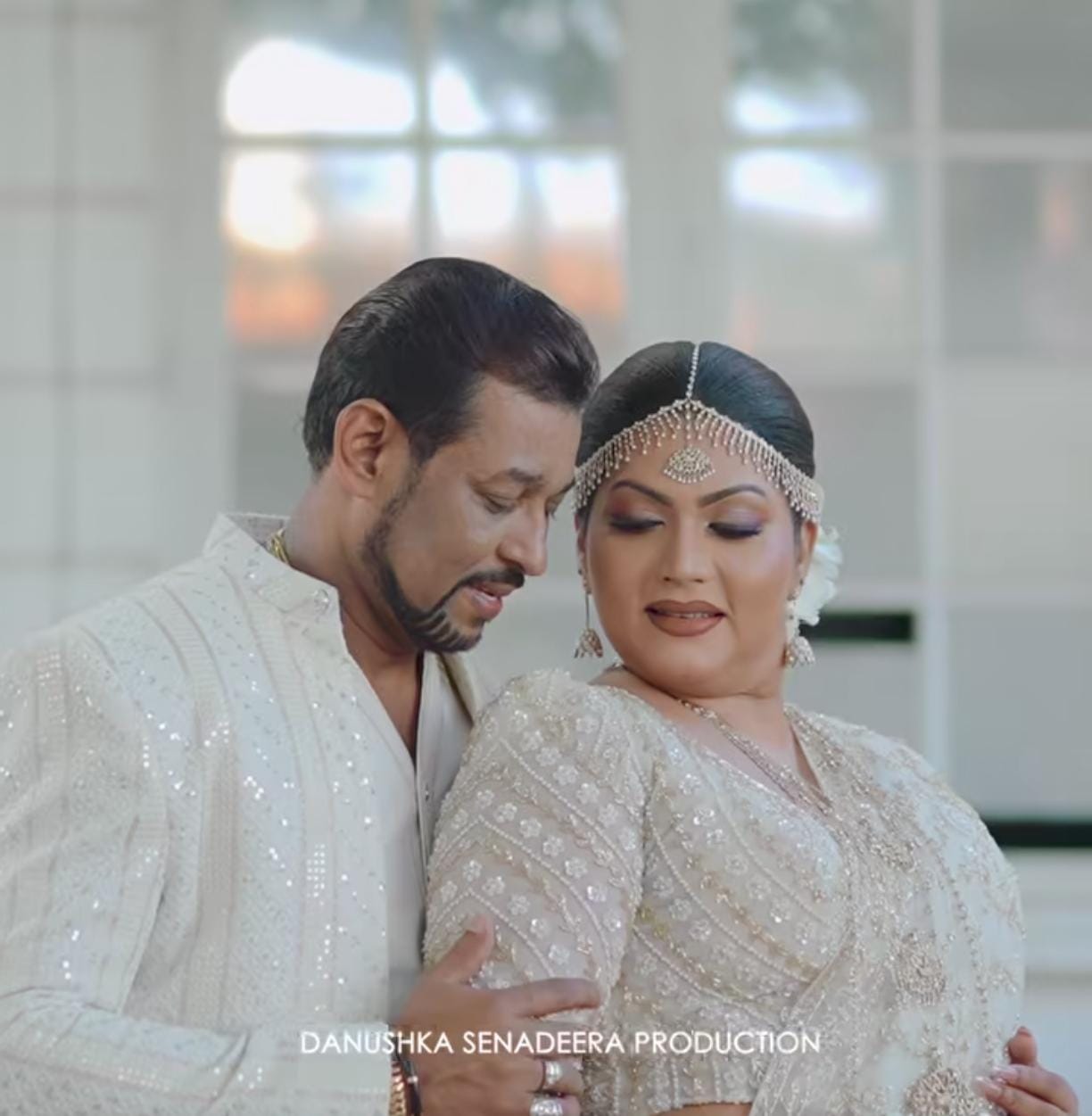 තවත් සතුට උතුරන දවසක ඔහුගේ ආදරණීය පවුල එකතු වෙලා කරපු ඒ ලස්සන ෆොටෝ ෂූට් ...
