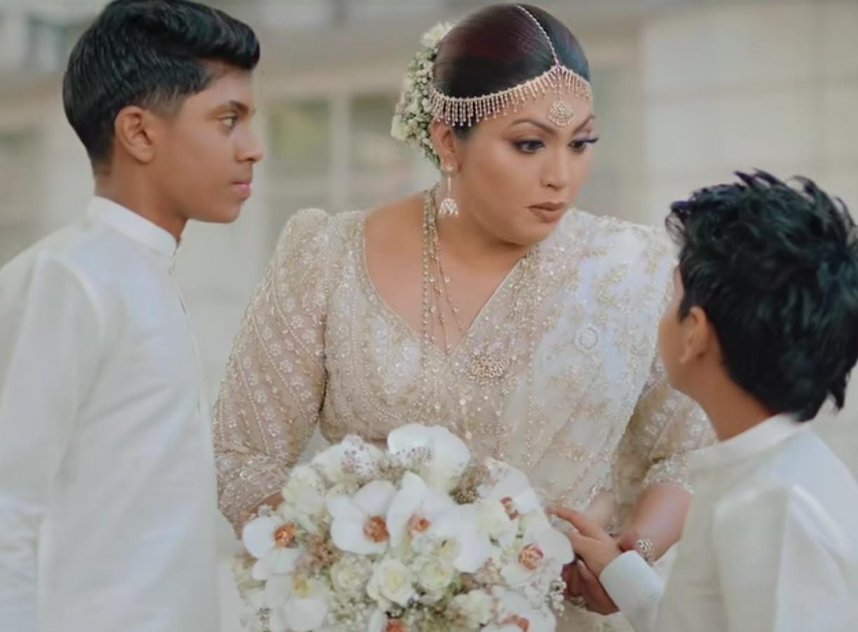 තවත් සතුට උතුරන දවසක ඔහුගේ ආදරණීය පවුල එකතු වෙලා කරපු ඒ ලස්සන ෆොටෝ ෂූට් ...