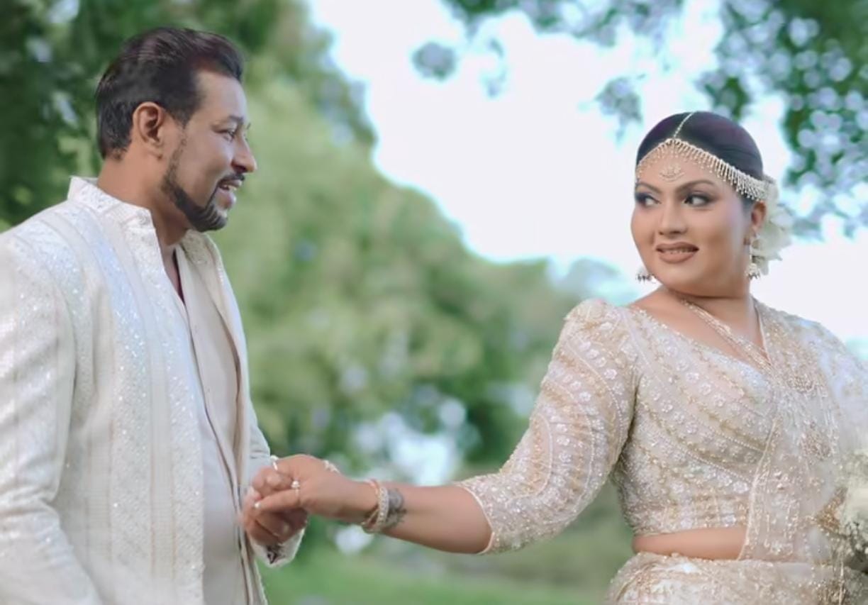 තවත් සතුට උතුරන දවසක ඔහුගේ ආදරණීය පවුල එකතු වෙලා කරපු ඒ ලස්සන ෆොටෝ ෂූට් ...