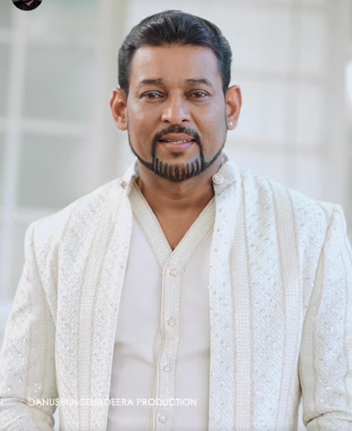 තවත් සතුට උතුරන දවසක ඔහුගේ ආදරණීය පවුල එකතු වෙලා කරපු ඒ ලස්සන ෆොටෝ ෂූට් ...