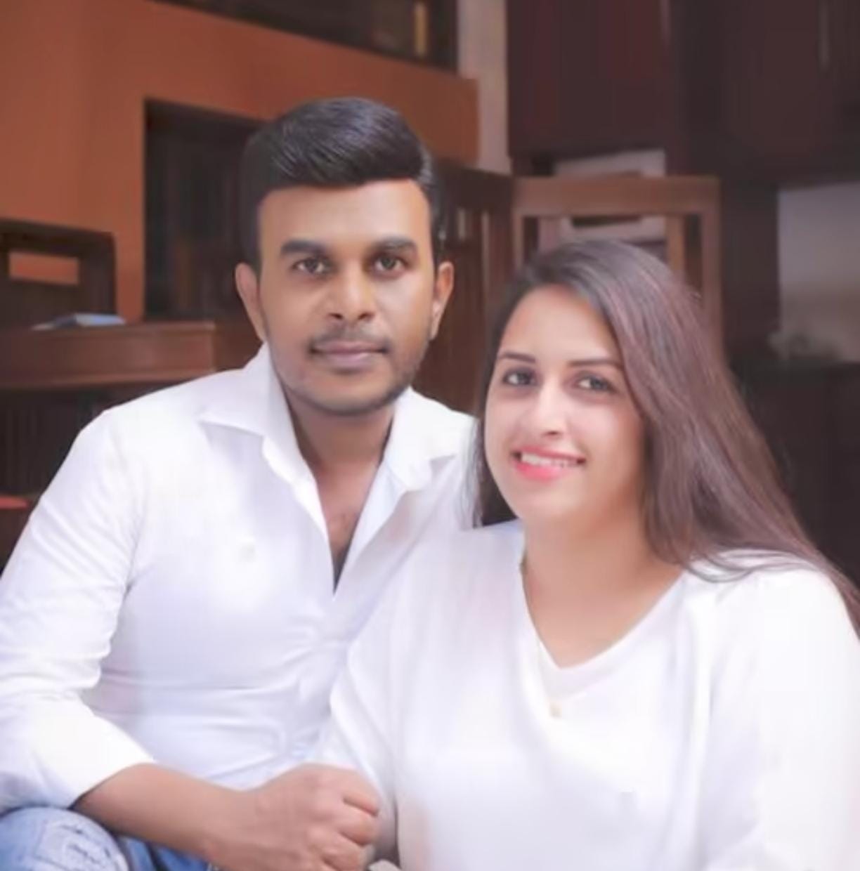 "ආදරේ සුන්දරයි.. ජීවිතේ මල් මිටයි.. දිවි මගේ නිම්තෙරයි..ආදරේ ඔබටමයි ...