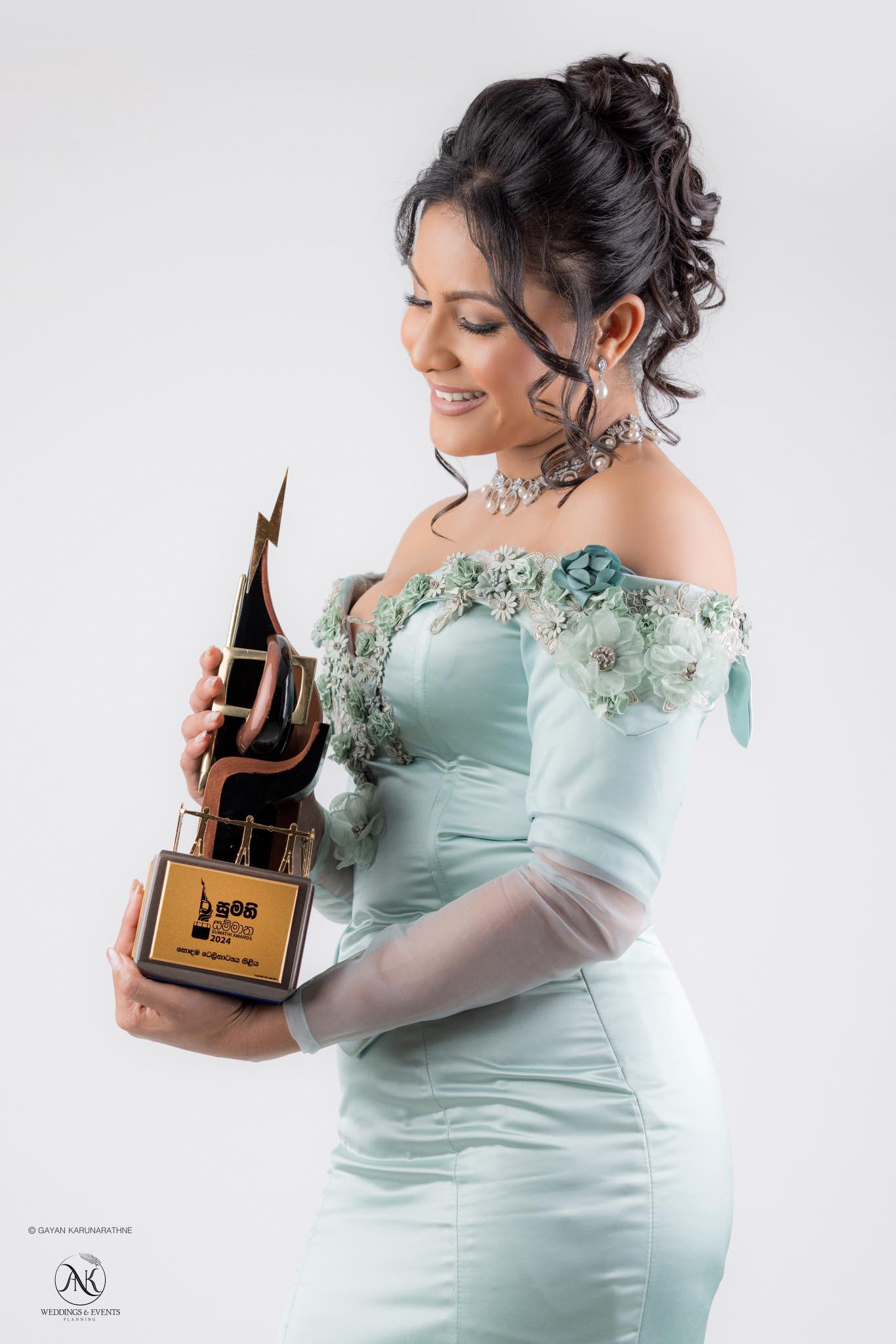 සම්මානෙයි එයයි... සතුටු සිතින් සම්මානය දෝත දරාගත් තරින්දි - photos ...
