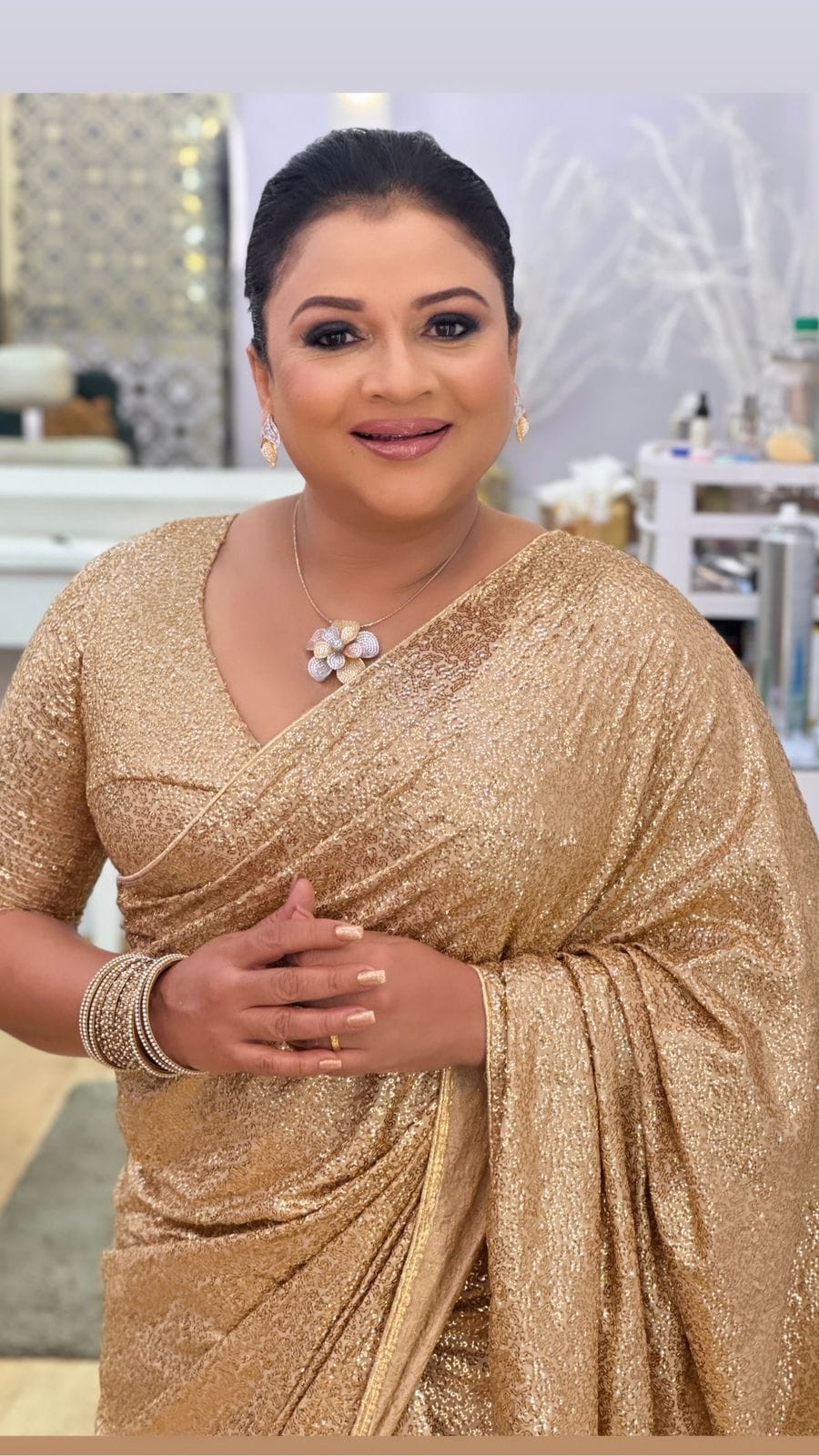 "උදේට, රෑට කෑවද, බිව්වද, ගුඩ් මෝනිං, ගුඩ් නයිට් කියලා අහලා මැසේජ් කරන්න ...