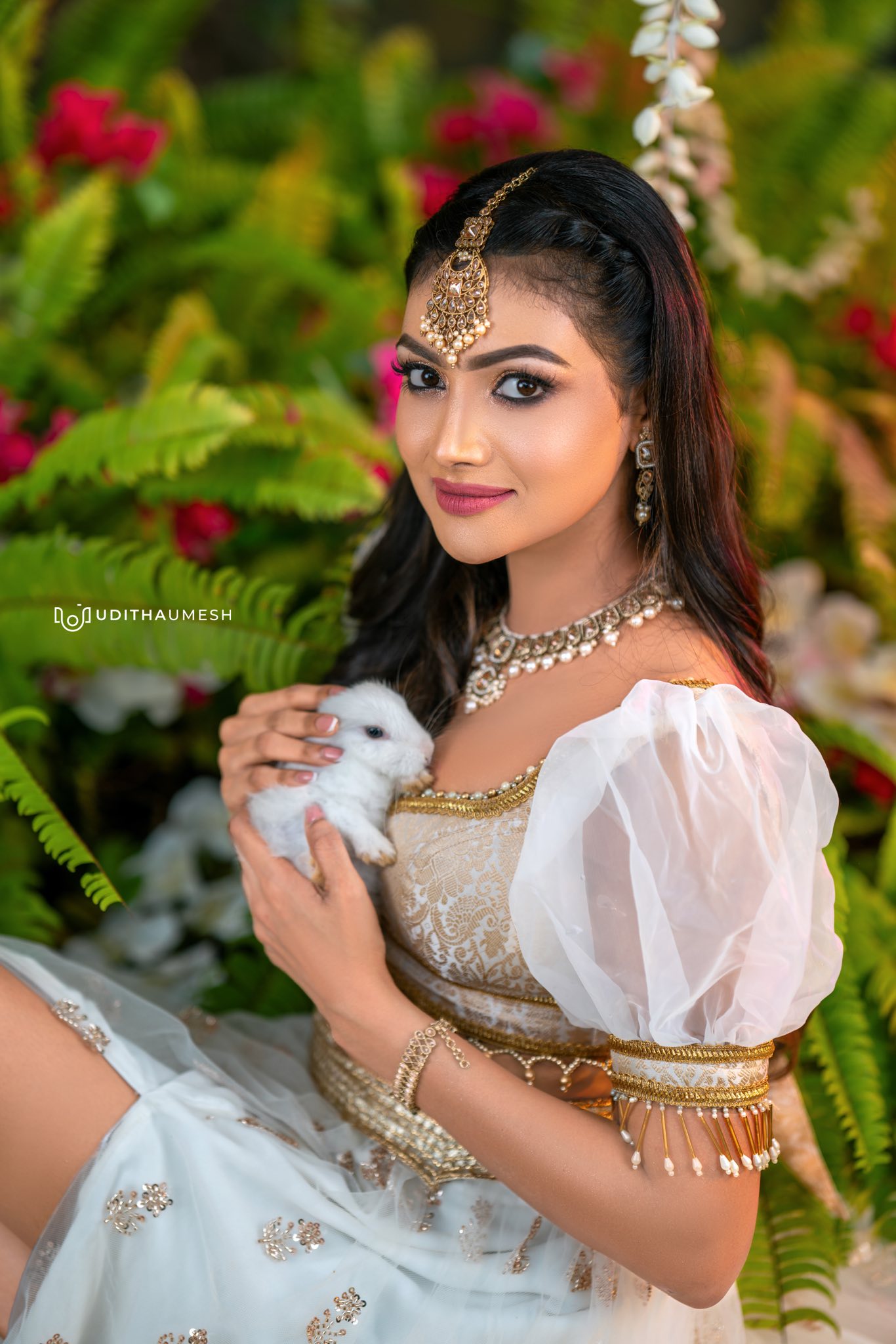 මා හෘදේ ශෝබන ගංගා වෑහේවී ආලය හංගා.. දෑසින් පානා හී සැර යැව්වා.. අමුතු ...