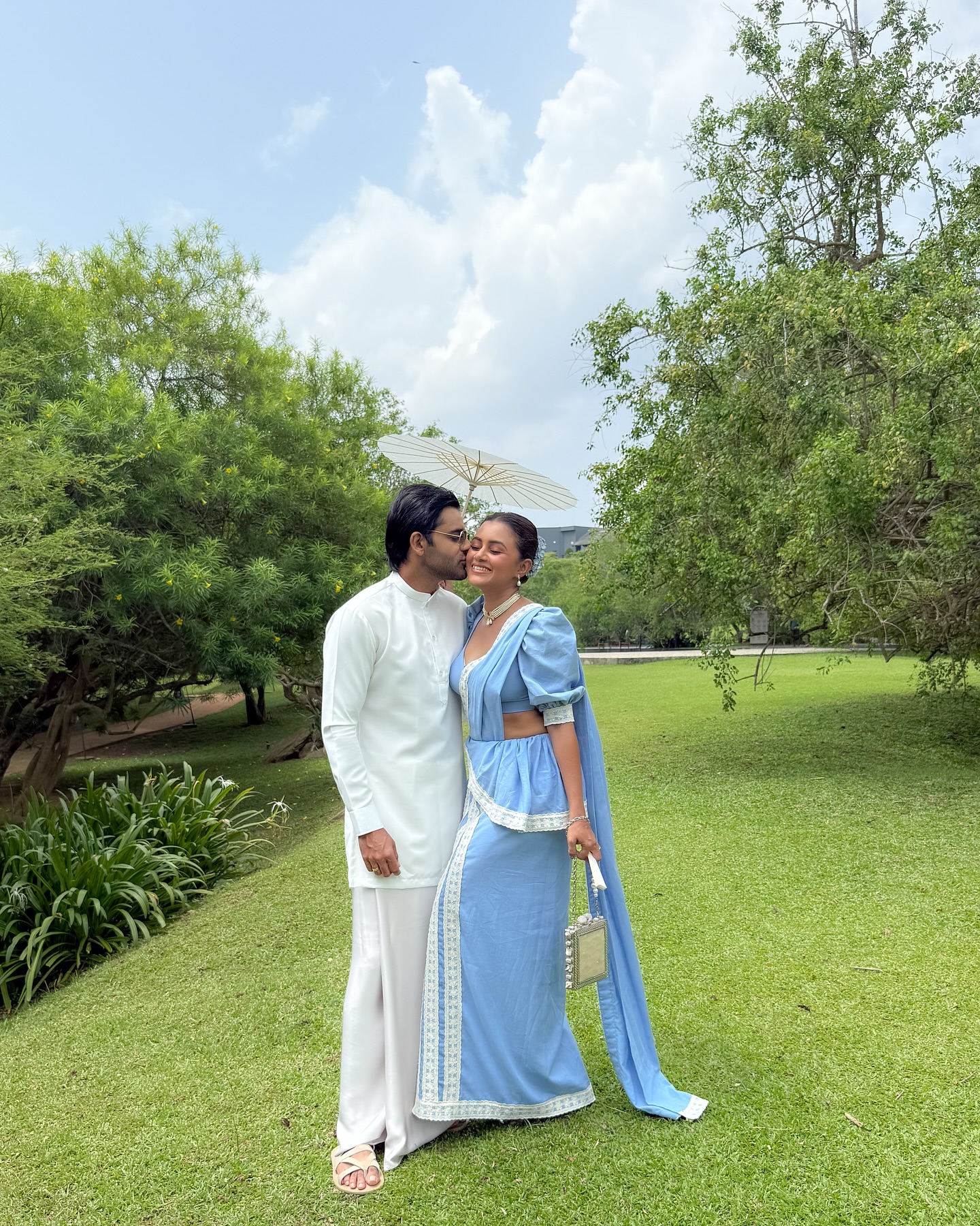 අහස සේ අනන්ත ප්‍රේමයෙන් ඉන්නා... සෙනෙහස සතුට පිරුණු සාරංගගේ පුංචි පවුලේ ...