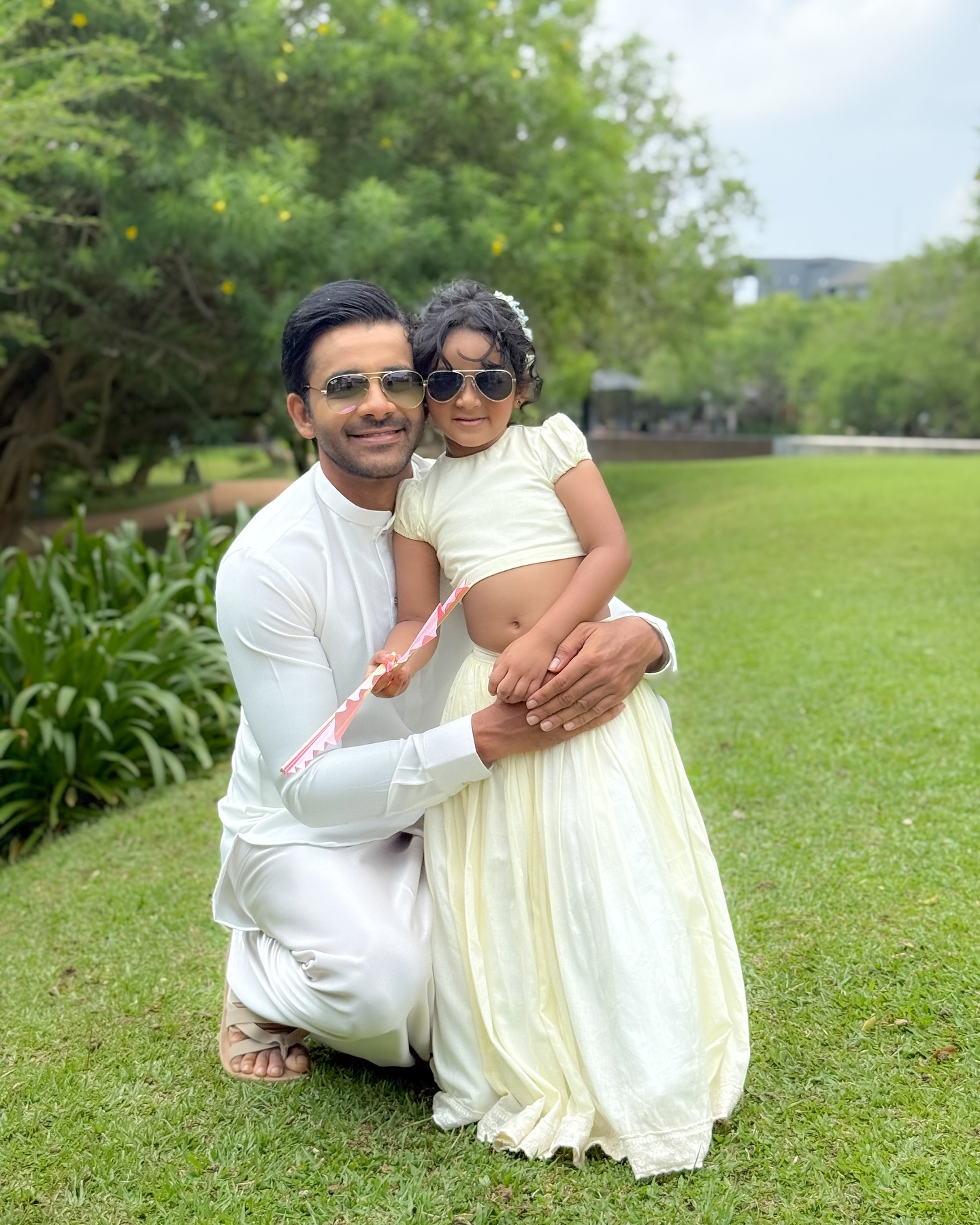 අහස සේ අනන්ත ප්‍රේමයෙන් ඉන්නා... සෙනෙහස සතුට පිරුණු සාරංගගේ පුංචි පවුලේ ...
