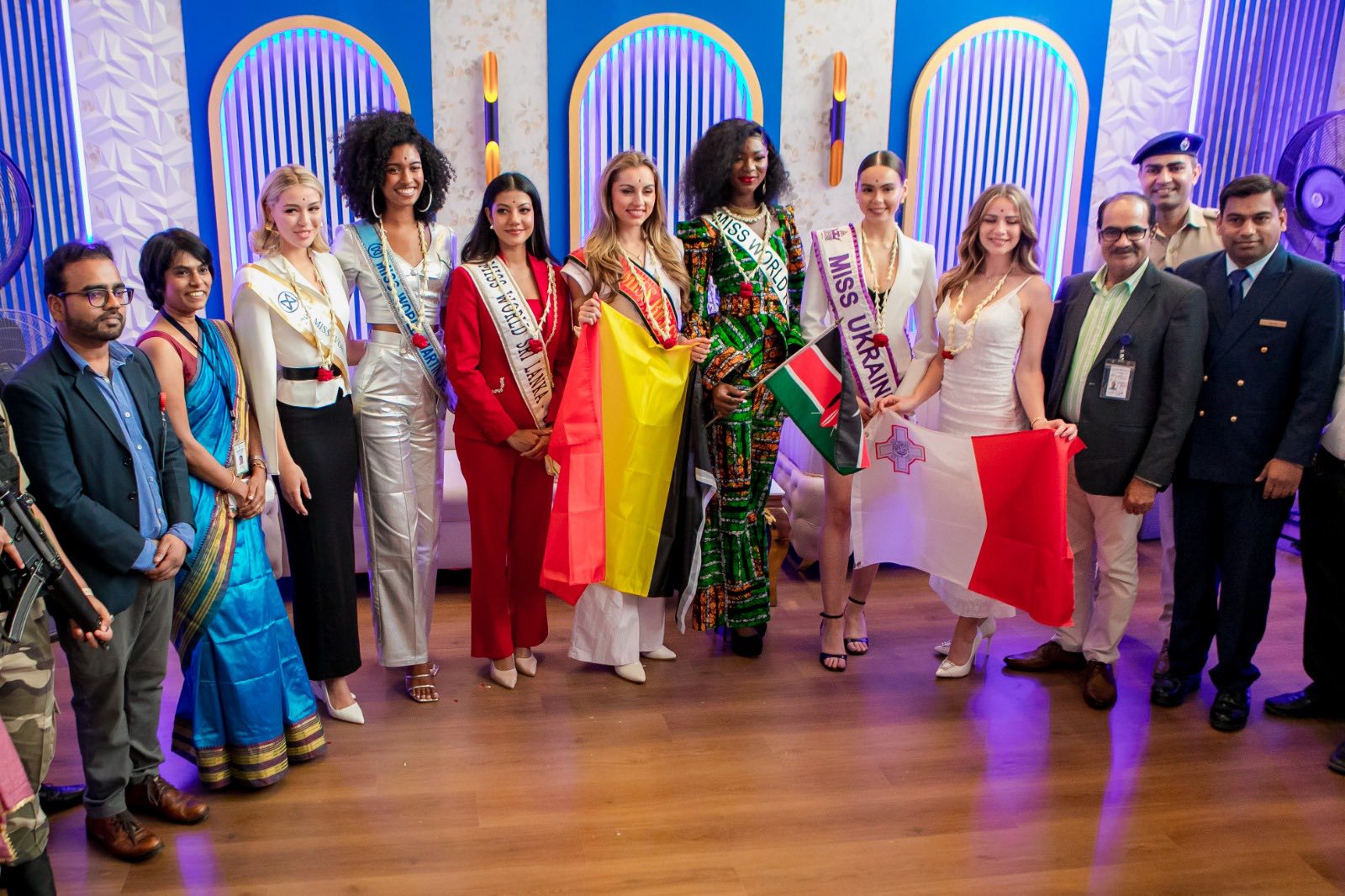 ලොව නන් දෙසින් කිරුළු පැළඳි සුරූපිනියන් ඉන්දියාවට.. - Miss World 2025 ...