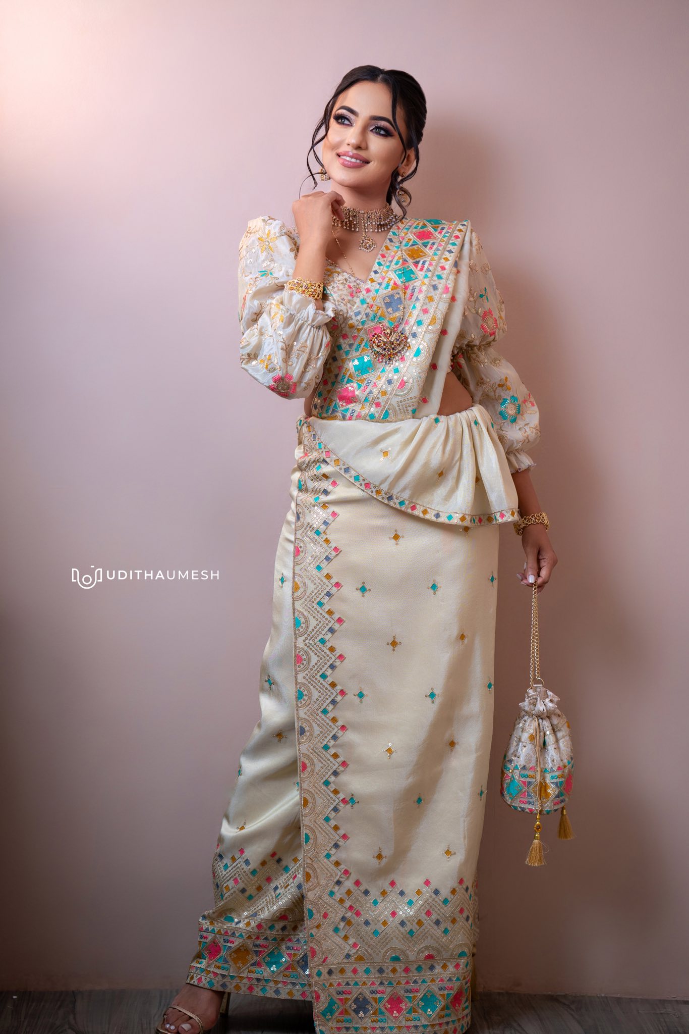 "හිරි වැටුනු සද සේයා නිදි වරපු රෑ මා.. තනිවෙන්න හදවත් දැන් හිගයි.." හිත ...