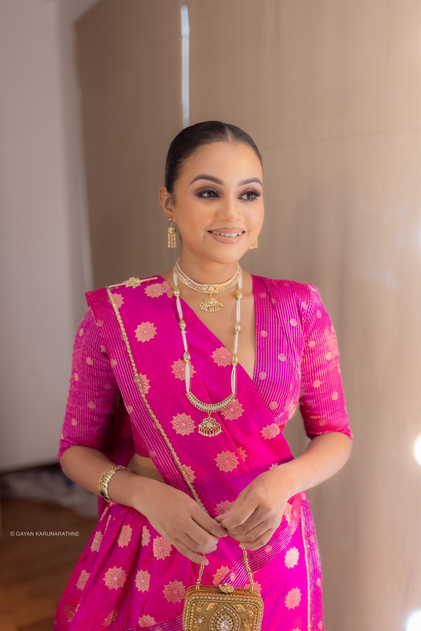 බලන්නකෝ එයාගේ ලස්සන රටක් ආදරය කරන දිනක්ෂිගේ අලුත් ම පින්තූර ටික ...