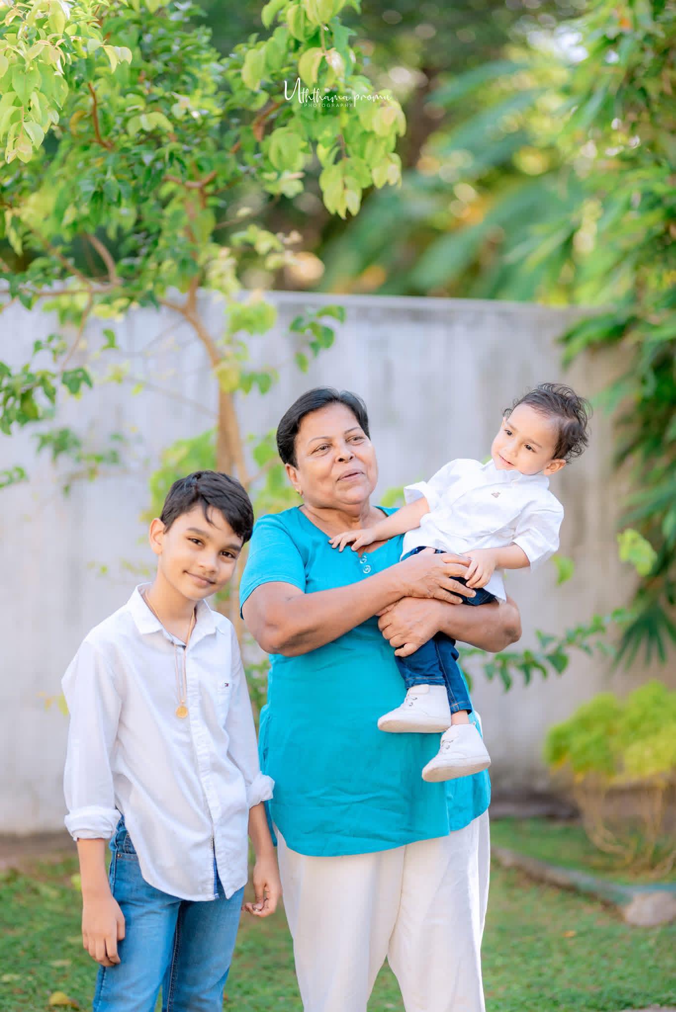 "තව ටිකක් අල්ලන් ඉන්න තිබ්බා අපි දෙන්නව තනි කරන්නේ නැතුව.." මවගේ ...