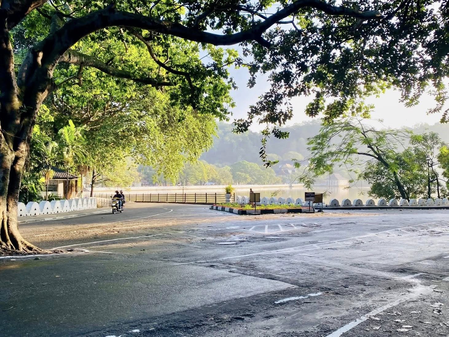 අඳුරු දින ගණනාවකට පසු එළිය වැටුණු මහනුවර බලන්නකෝ තියන ලස්සන ඉක්මනට හැම ...