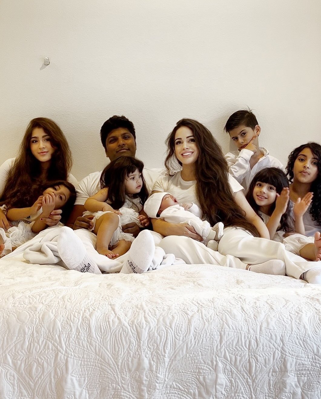 ..තාත්තා ලංකාවේ.. අම්මා කැලිෆෝනියාවේ.. ගොඩක් අය පිස්සුවෙන් වගේ හොයපු ...