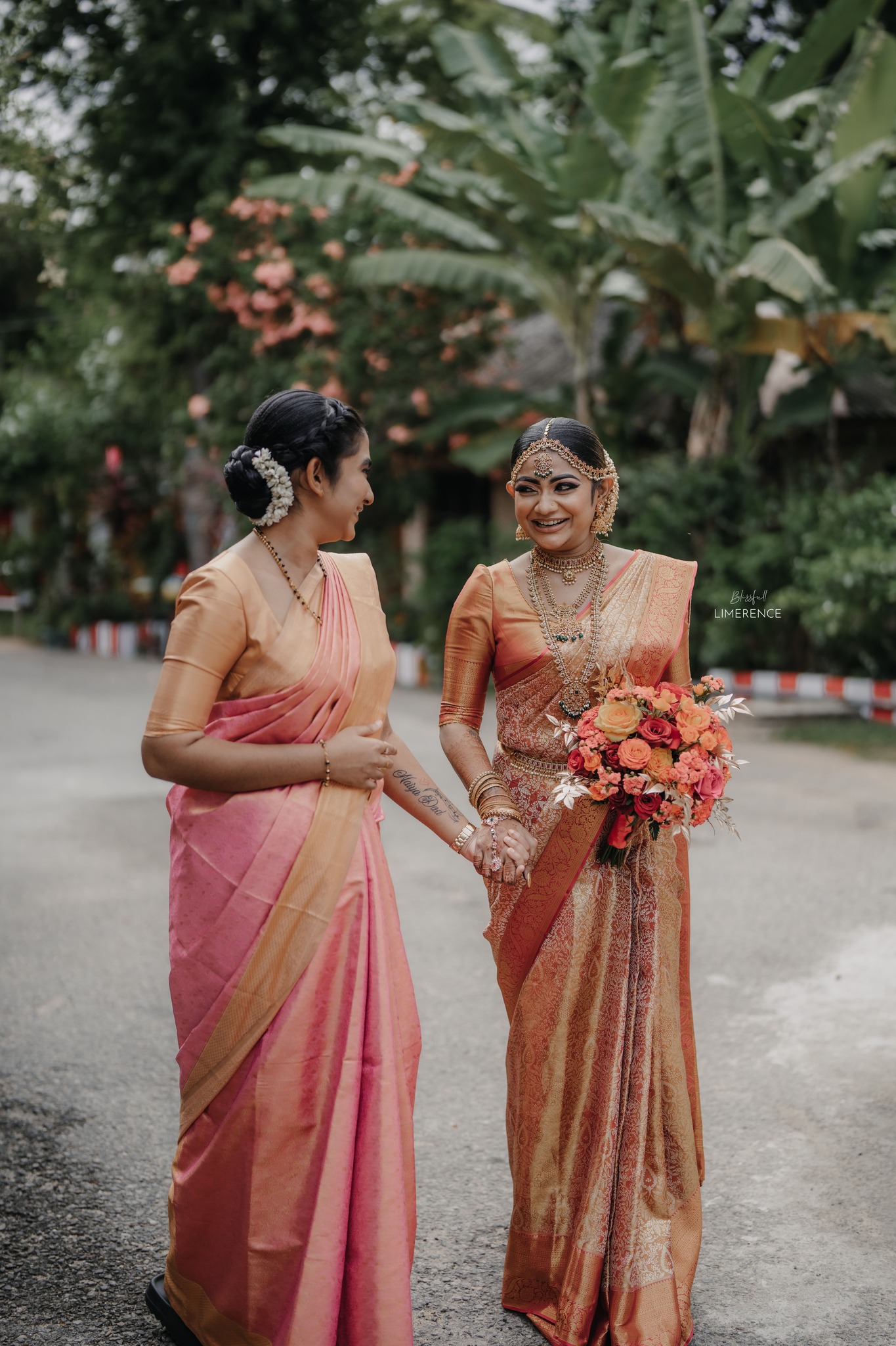 ඇගේ ලස්සන වැඩියෙන්ම පේන්නේ මෙන්න මේ විදිහට නේද..? සුරූපී දමිළ මනාලියක් ...