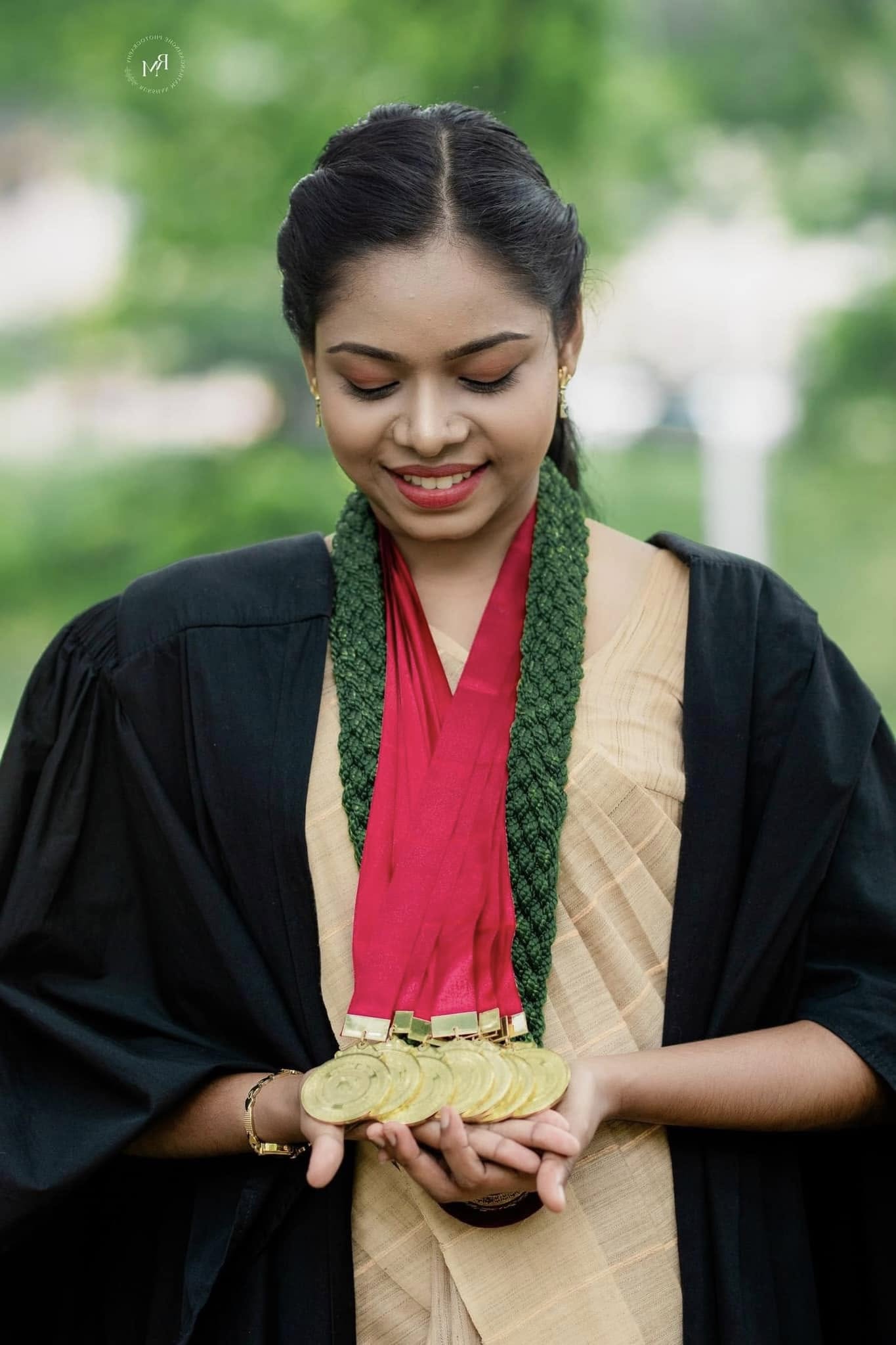 "එදා නොදන්න කෙල්ලෙක් ගැන මං ගොඩක් සතුටු වුණා.. ඒ එයත් මං වගේම දිනුම් ...