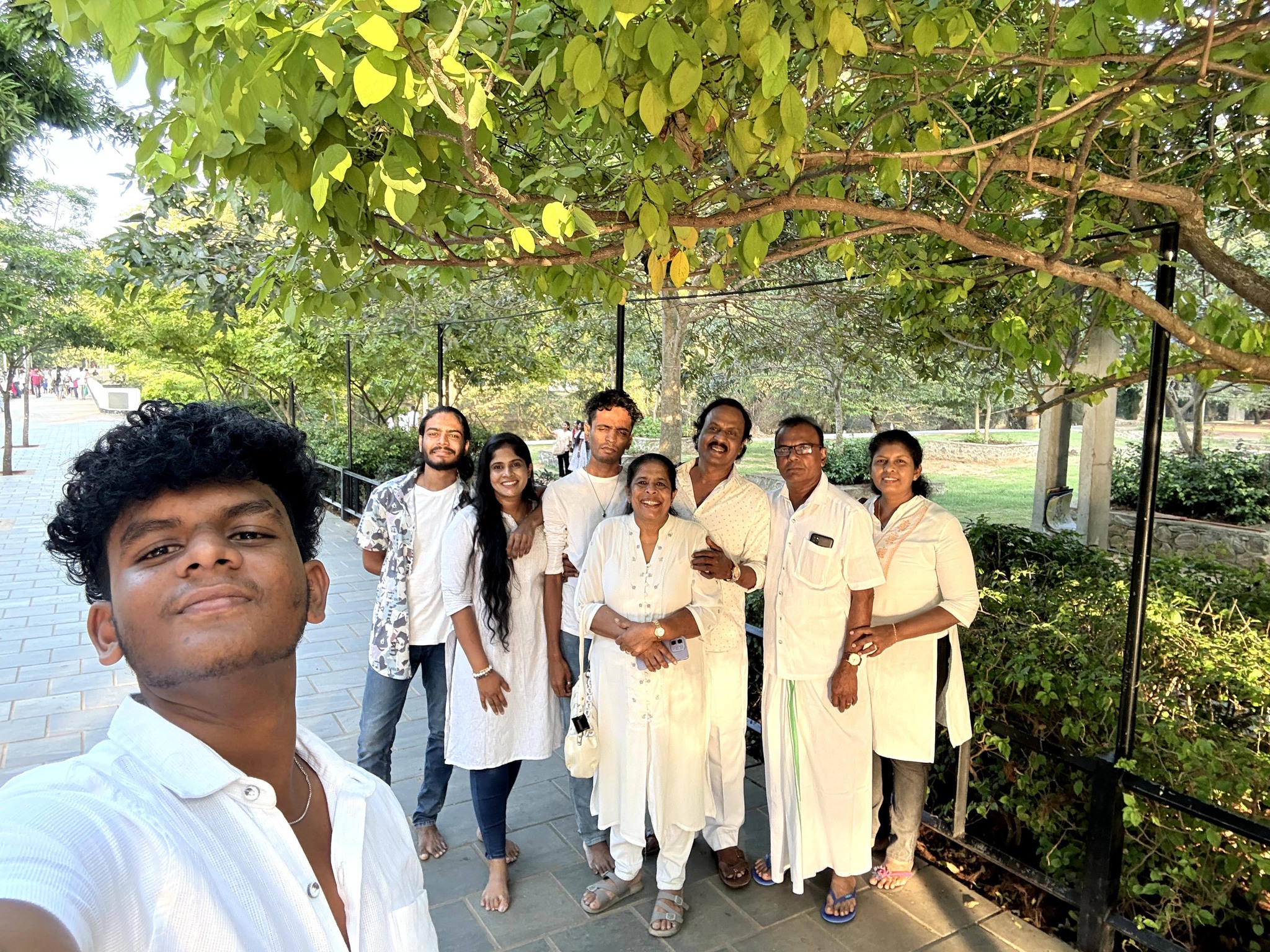 බලන්නකෝ එයාලා කොහෙද ගිහින් තියෙන්නේ කියලා.. - Photos - Kumarasiri ...