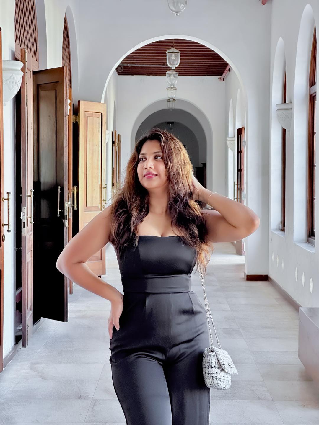 සෙනාලිගේ රූපයට වශී නොවුණු කෙනෙක් නැති තරම්. කළු පැහැයෙන් හැඩවුණු ඇගේ ...