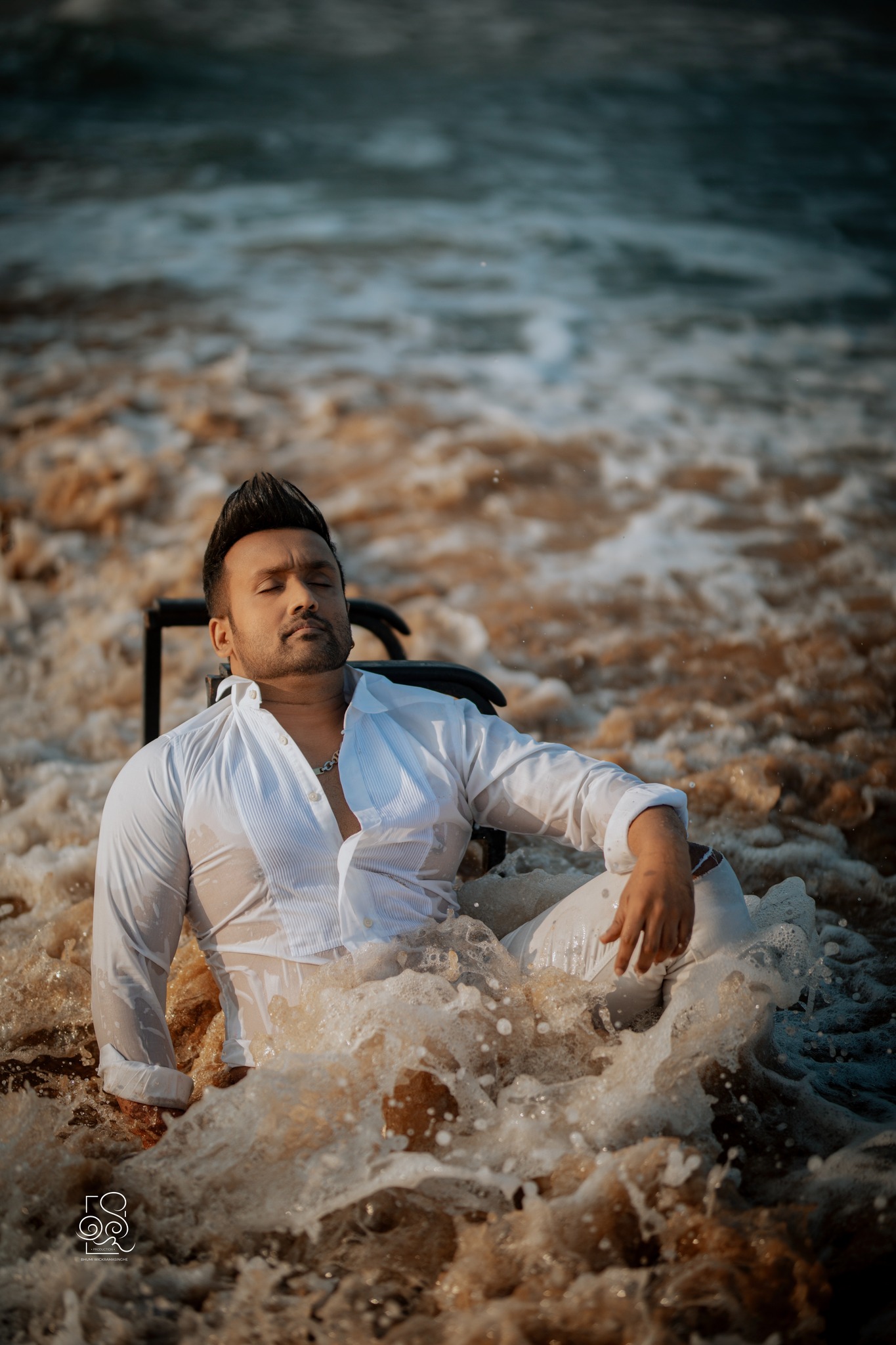 ඒ නම් හරිම වෙනස් ෆොටෝ ෂූට් එකක්.. බලන්නකෝ මේ කවුද කියලා.. - Janith ...