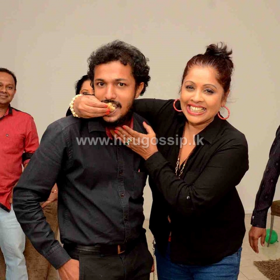 Rohani Weerasinghe celebrates her b'day with other stars - Photo ...