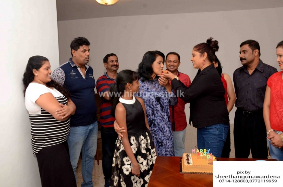 Rohani Weerasinghe celebrates her b'day with other stars - Photo ...